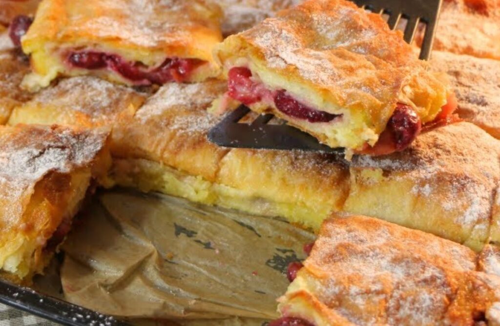 Morate je probati! Sočna pita sa pudingom od vanile i trešnjama ili ...