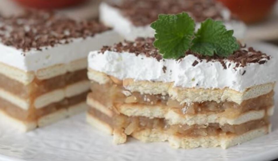 Brzi kolač sa jabukama i keksom je veoma ukusan i jednostavan.