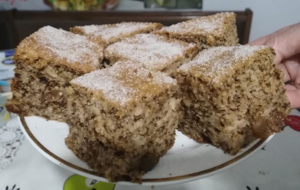 Starinski kolač sa jabukama: Jeftin, mirisan i sočan, spreman za 5 min!