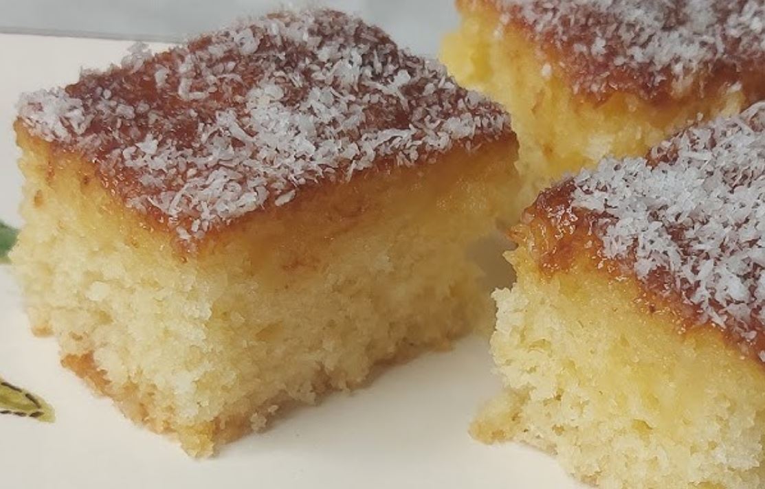 Posni zaliveni kolač sa narandžom i kokosom–sočan i mirisan